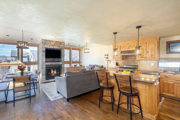Lodge Life! Walk Or Shuttle To Lifts + Fireplace, Hot Tub 2 Bedroom Condo By Redawning - Silverton, CO