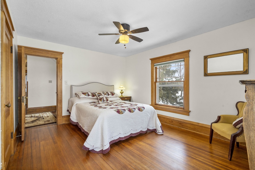Historic Farmhouse On An Acreage In Marion - Iowa
