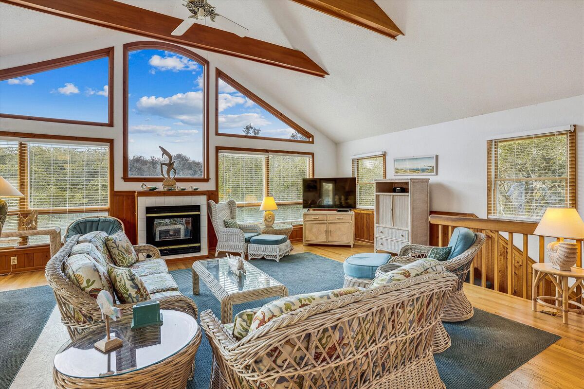 Sundance - Enjoy This 4 Br Oceanside Home Only A Short Walk To The Beach! - Duck, NC