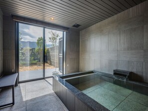 Suite Premium, casa de banho privativa, vista para o jardim (Dog Friendly) | Casa de banho | Uma combinação polibã/banheira, banheira de água mineral 