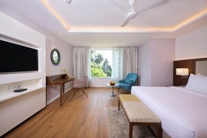 Quarto luxo, 1 cama King | Roupas de cama premium, frigobar, cofres nos quartos, escrivaninha