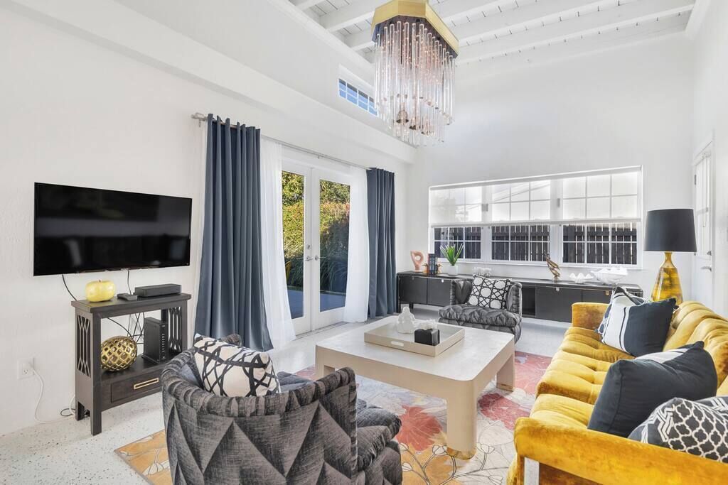 The Diamond I By Hotel Home Stays - West Palm Beach, FL