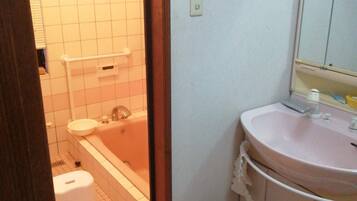 Artigos de higiene pessoal grátis, um secador de cabelo, chinelos