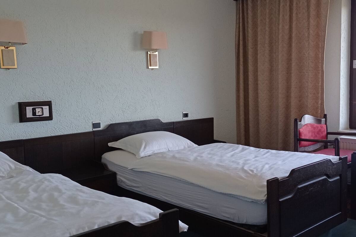 Roupa de alta qualidade, secretária, berço de viagem, Wi-fi grátis
