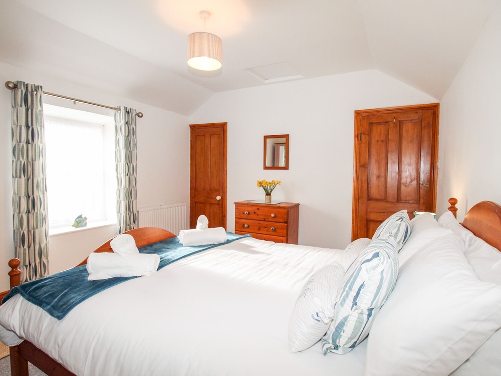 ANGEL COTTAGE, character holiday cottage, with a garden in Weymouth ...