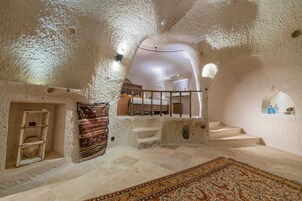 Deluxe Double Room With Jacuzzi | Roupa de alta qualidade, camas de colchão viscoelástico 