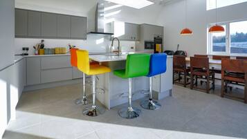 Casa (5 Bedrooms) | Cozinha privada | Um micro-ondas, um forno, uma chaleira elétrica, uma torradeira