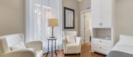 Quarto superior | 2 quartos, escrivaninha, Wi-Fi de cortesia, roupa de cama