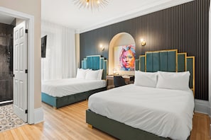 Quarto Quádruplo Familiar, 2 camas queen-size | Wi-fi grátis, roupa de cama fornecida 