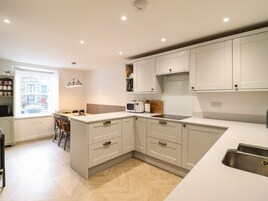 Um frigorífico, uma máquina de lavar louça, uma chaleira elétrica 