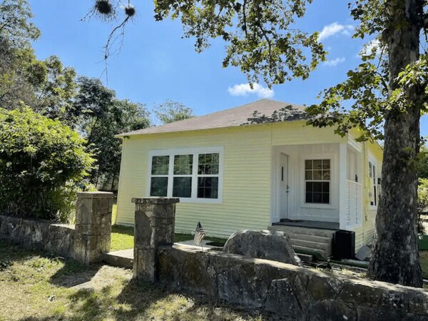Just Off Main- Golf Cart Avail To Rent! - バンディアラ, TX
