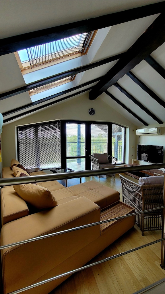 Spacious 3-floor House, 5-min Walk To A Golf Club, 5-min Drive To Sandy Beaches - Bulgaria