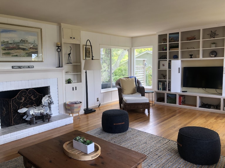 Welcome! Bring The Family And Enjoy Our Spacious, Charming, Super Clean Home! - Monterey, CA