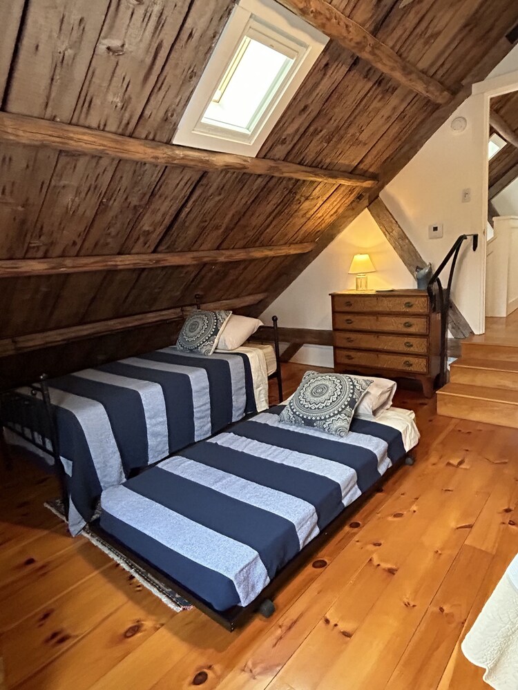 1832 Carriage House, meticulously remodeled, in the center of Blue Hill ...