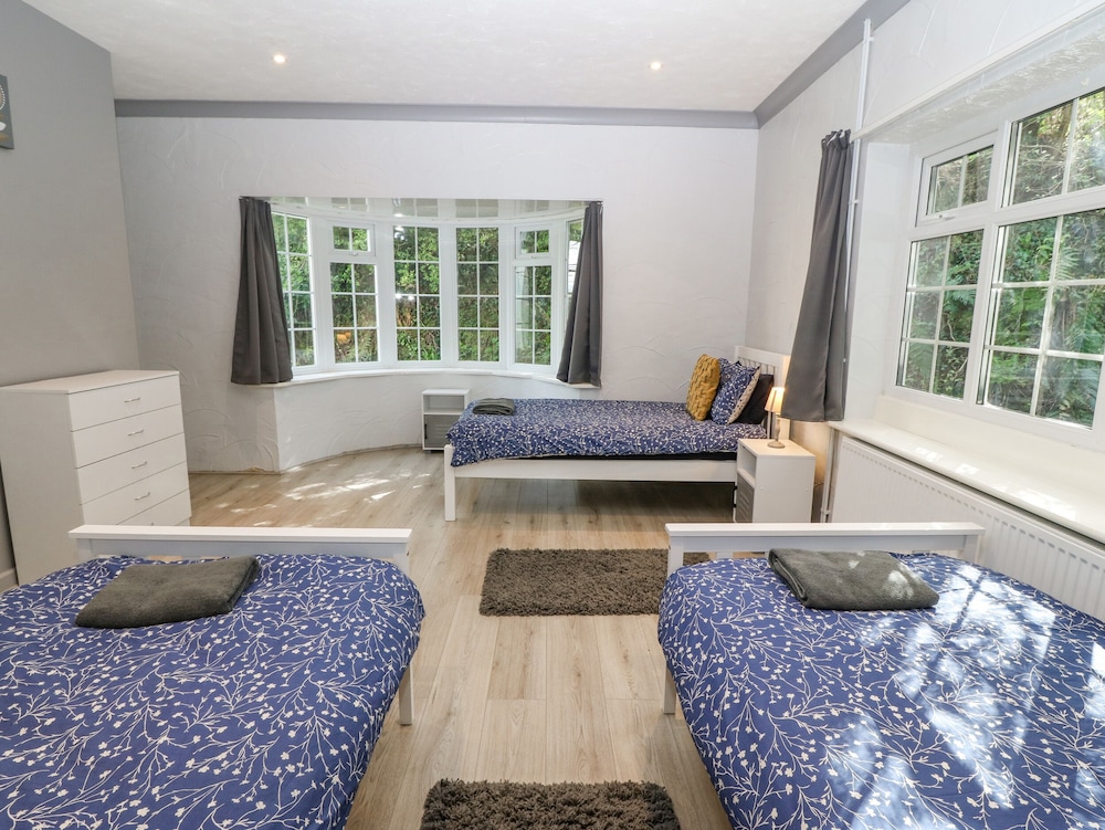 MILL HOUSE COTTAGE, family friendly, with a garden in Sarn Meyllteyrn ...