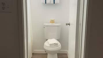 Quarto standard | Banheiro | Chuveiro, toalhas de banho, sabonete, shampoo