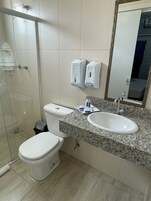 Chuveiro, produtos de toalete grátis, toalhas de banho, sabonete