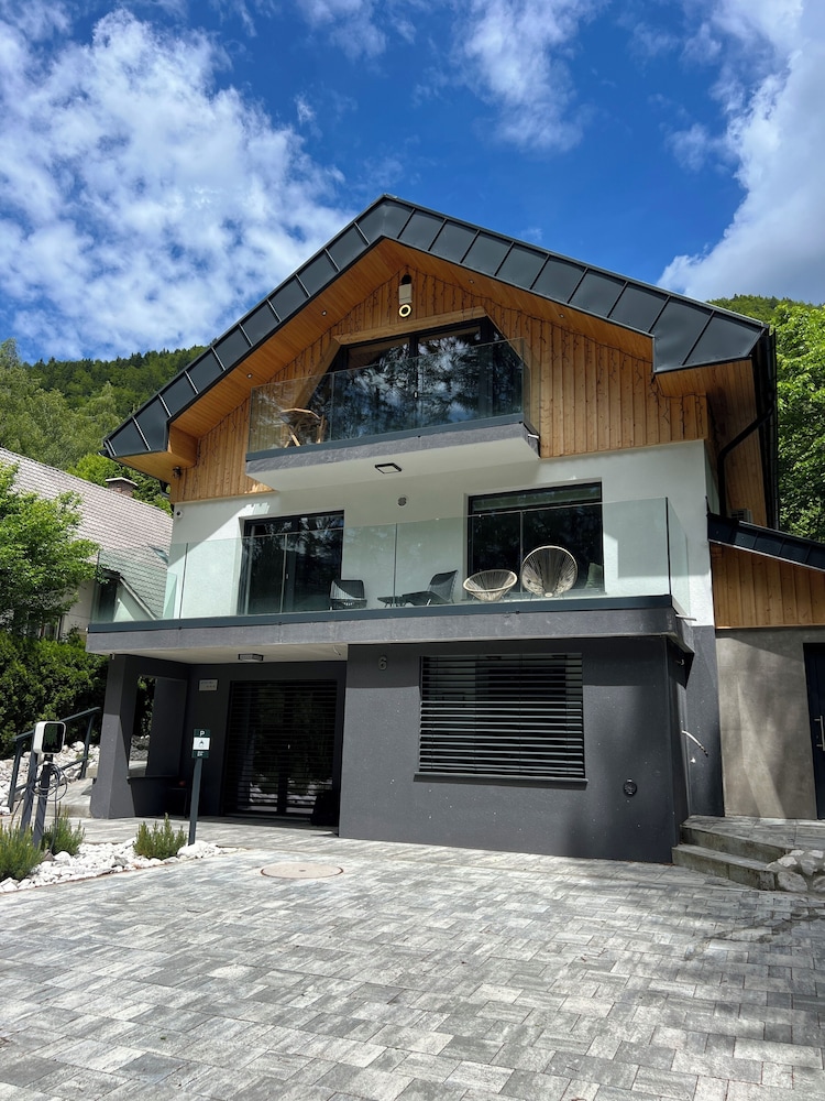 Pine Tree Holiday House - Gozd Martuljek