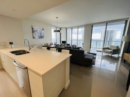 Apartamento Deluxe, 3 quartos, vista para o canal | Cozinha privada | Um micro-ondas, uma máquina de café expresso, Produtos de limpeza