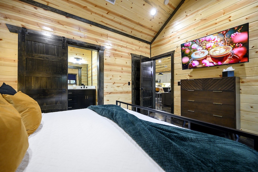 Fun Indoor Slide! Bunks Hottub Firepit Playground - Broken Bow, OK