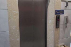 Um elevador com um painel digital e uma placa acima.