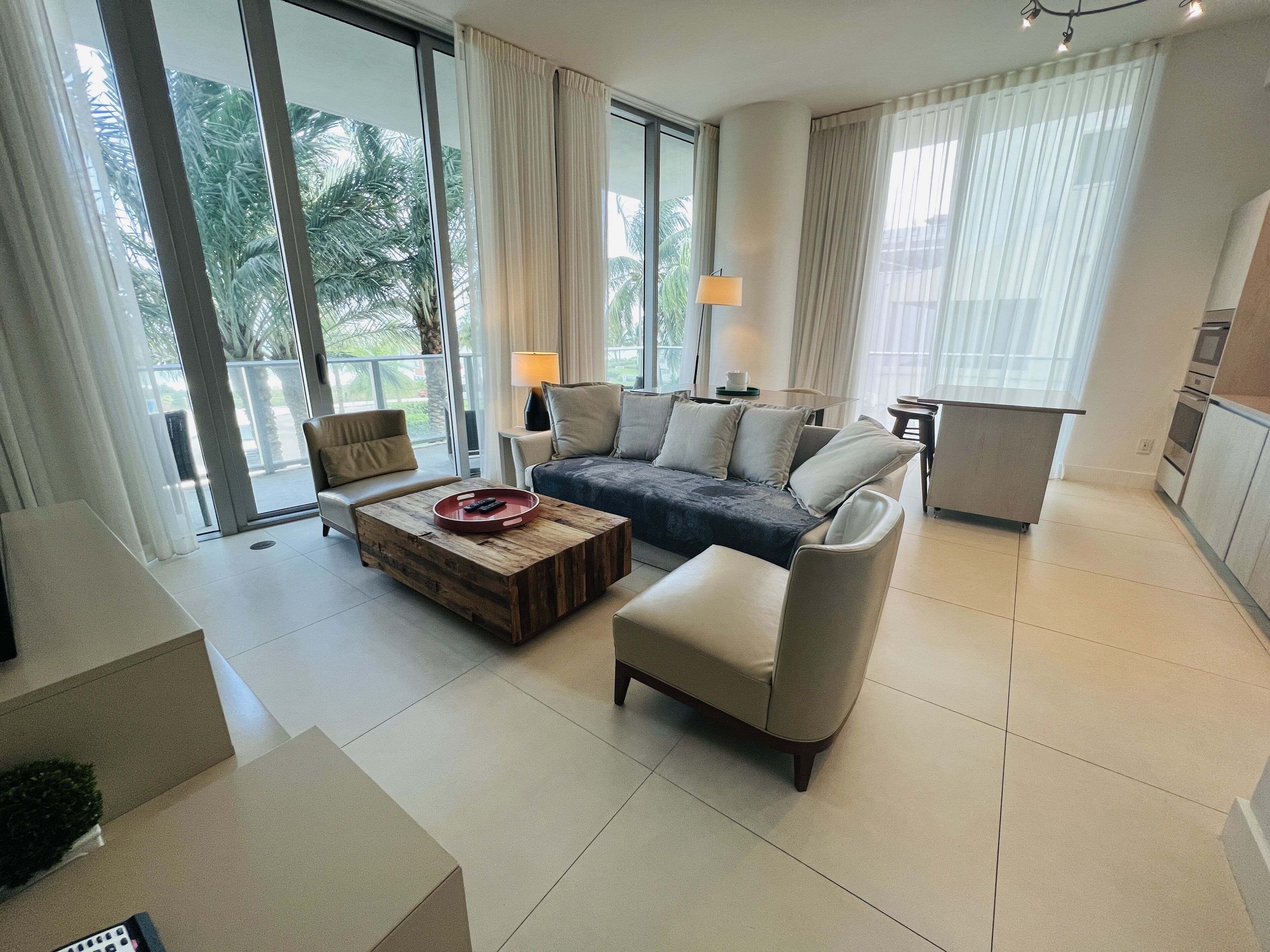 Apartamento Clássico | Sala de estar | Smart TV de 40 polegadas com canais por cabo, televisor 
