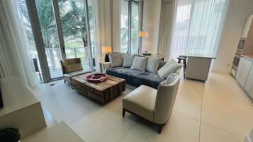Apartamento Clássico | Sala de estar | Smart TV de 40 polegadas com canais por cabo, televisor