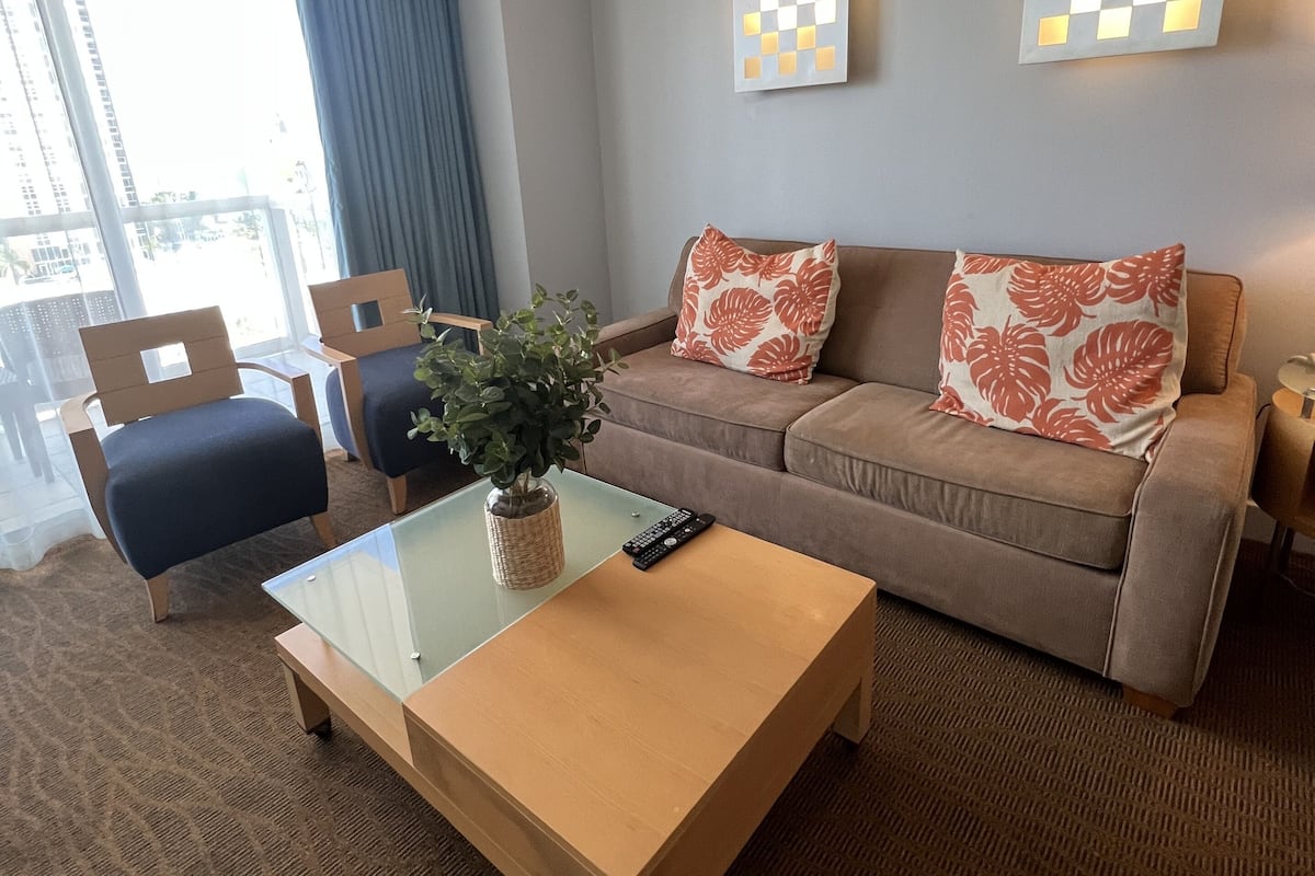 Apartamento Superior | Sala de estar | Televisor de ecrã plano de 40 polegadas com canais por cabo, televisor