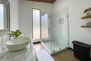 Villa Comfort | Casa de banho | Um polibã, um chuveiro fixo, um secador de cabelo, um bidé