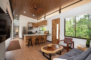 Vila conforto | Área de estar | Smart TV 52 polegadas com canais digitais, TV