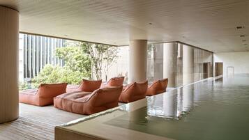 Piscina interna, espreguiçadeiras