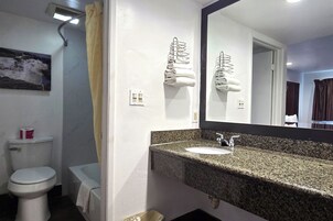 Quarto, 2 camas Queen, para não fumantes | Banheiro | Produtos de toalete grátis, secador de cabelo, toalhas de banho 