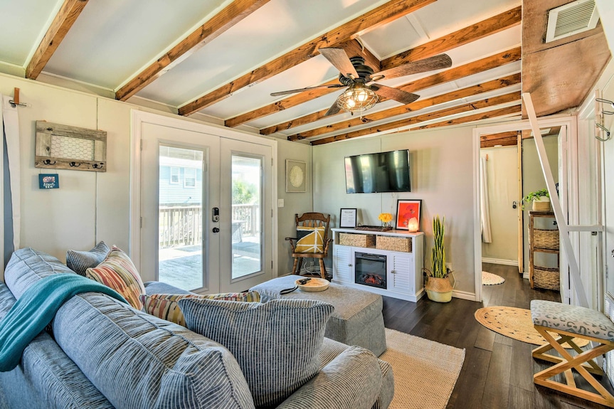 Steps To Sand: Surfside Beach Gem W/ Large Yard - Quintana Beach