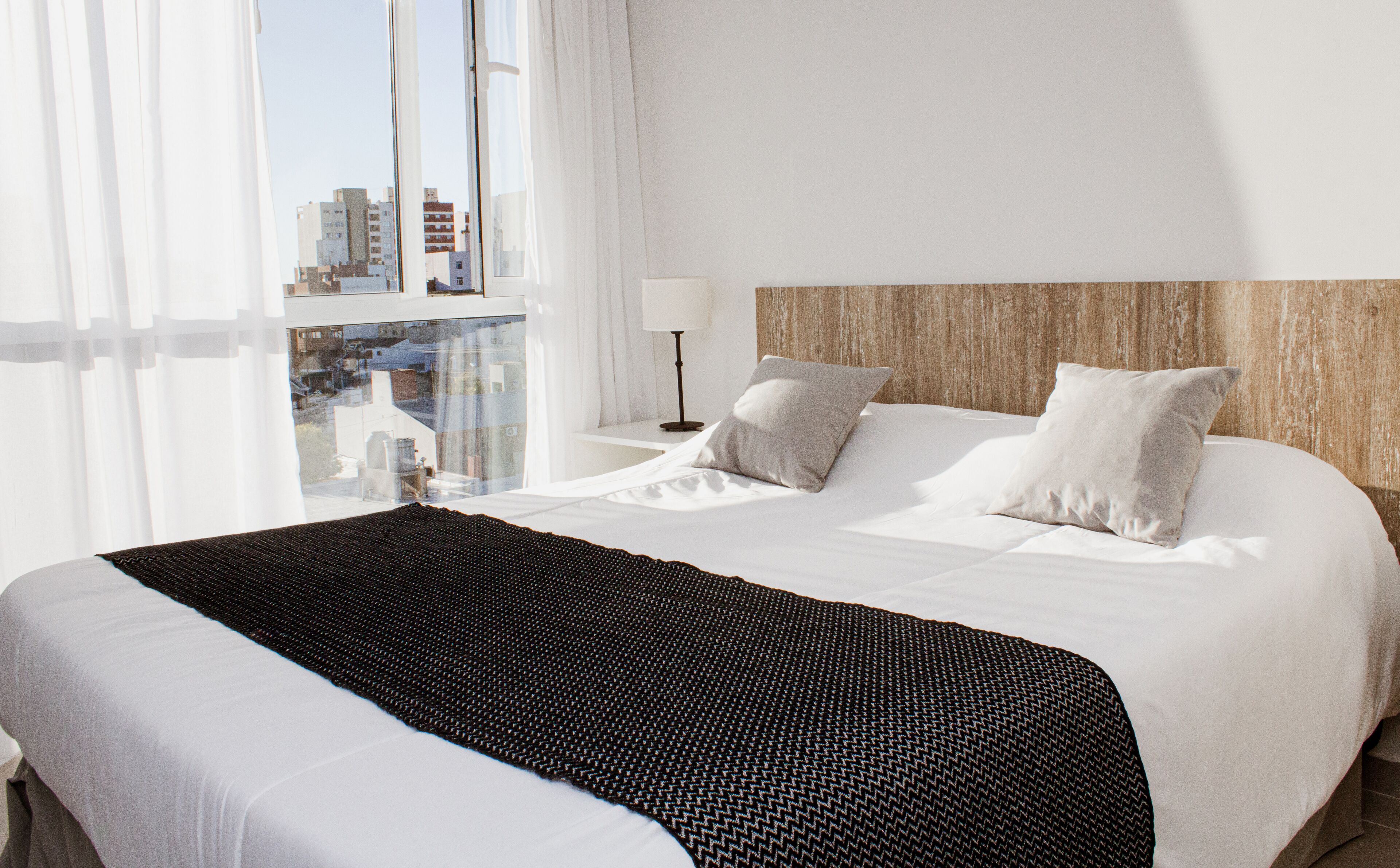 Edredões de penas, cofre no quarto, cortinas/cortinados opacos 