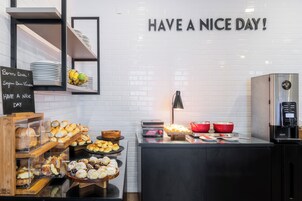 Café da manhã com buffet grátis todos os dias