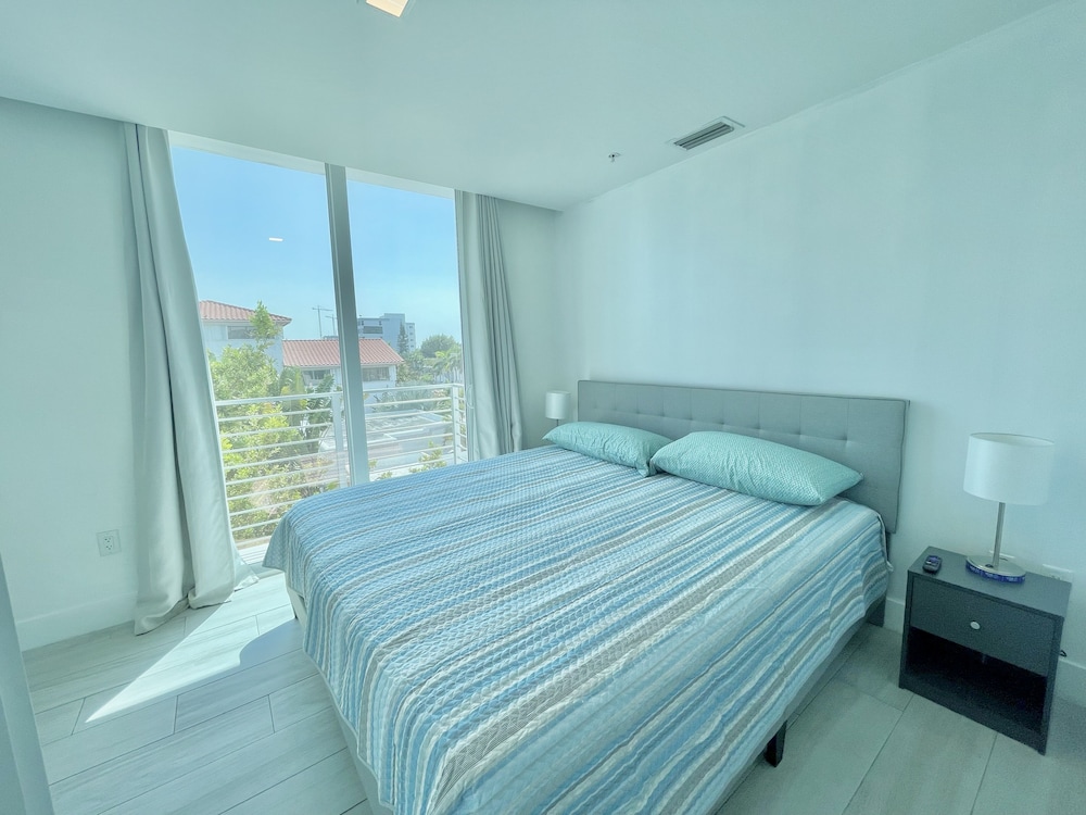 *1 Block To The Beach* Private Hot Tub* Rooftop Terrace* - Miami Beach, FL
