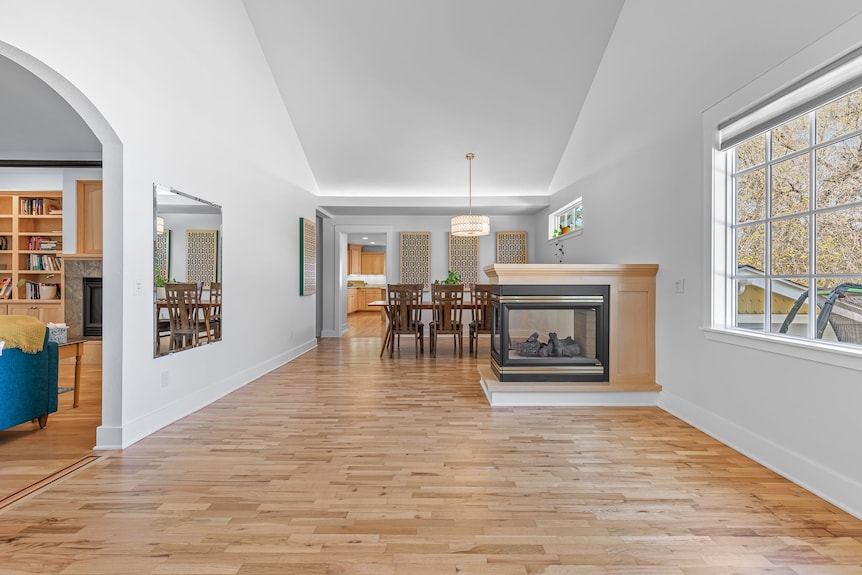 Ashland Luxury: 4 King Suites, Pool & Hot Tub - 阿什蘭