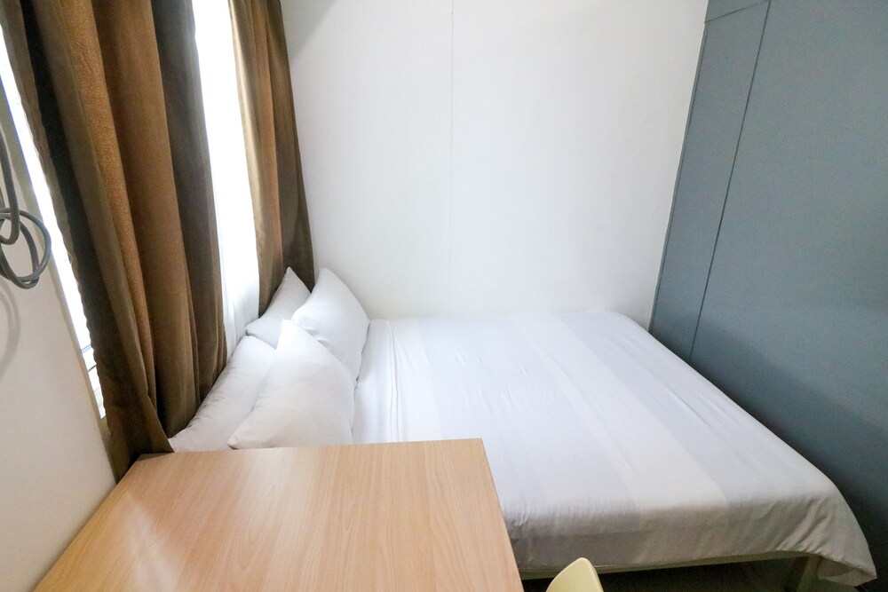StayHere SM Light Tropical Staycation Boni MRT - Mandaluyong | Vrbo