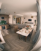 Apartamento superluxo | Cozinha privada | Geladeira grande, fogão, toalhas de papel, cozinha com ilha