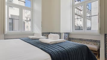 Apartamento Cidade, 1 cama queen-size e sofá-cama, cozinha, Vista para a cidade | 2 quartos, roupa de alta qualidade, cofre no quarto, secretária