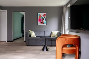 Apartamento, 1 quarto | Cofres nos quartos, individualmente decorados