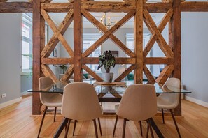 Apartamento superior | Área de estar | Smart TV