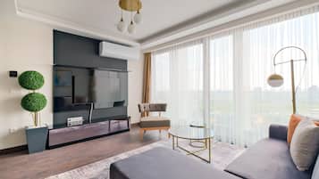 Apartamento Deluxe, 2 quartos | Sala de estar | Smart TV de 50 de polegadas com canais digitais, televisor, Netflix