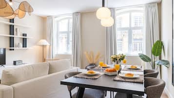 Apartamento Clássico | Sala de estar | TV de ecrã plano