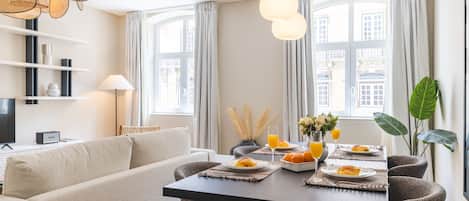 Apartamento clássico | Área de estar | TV de tela plana