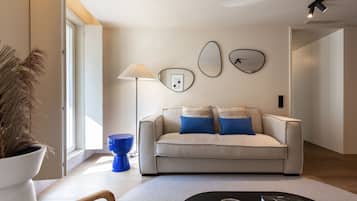 Apartamento Superior | Sala de estar | TV de ecrã plano
