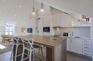 Garcia 28 | Apartment 4A | Kitchenette privada | Um micro-ondas, um forno, uma placa de cozinha 