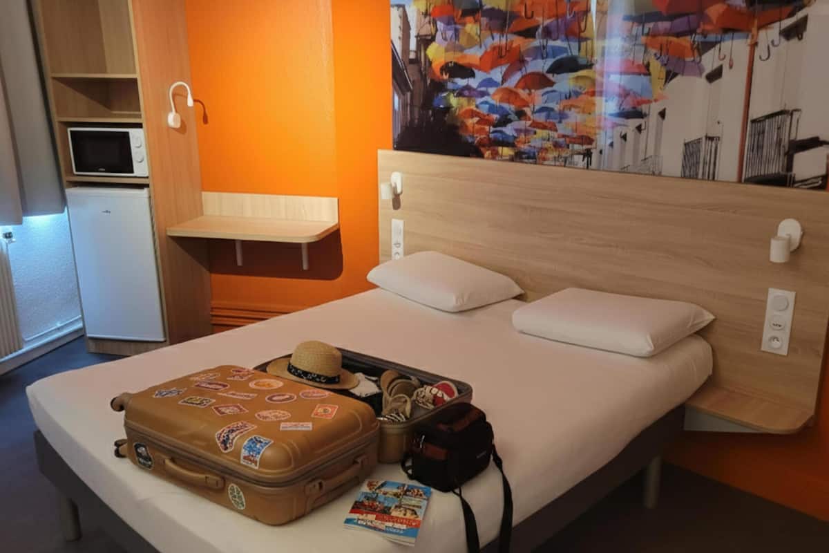 Espaço de trabalho para notebook, Wi-Fi de cortesia, roupa de cama