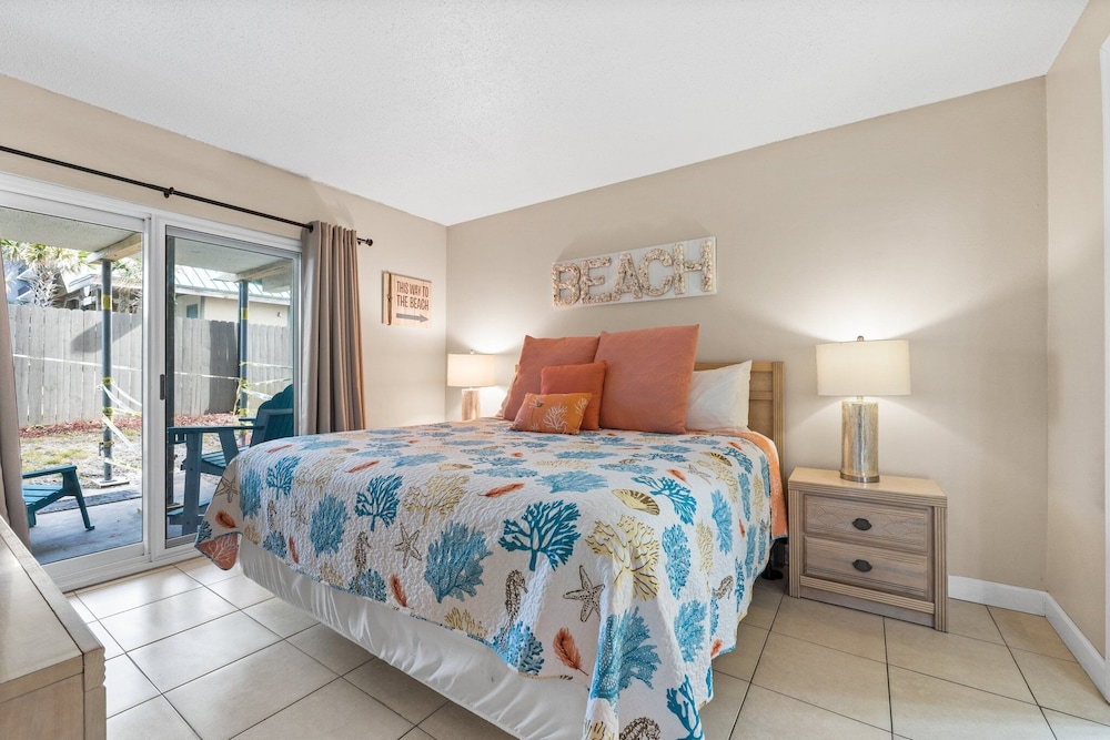 The Seashell–steps To Sand, Beach Service, Pool, Free Activities! - Mary Esther, FL