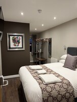 Quarto casal luxo, 1 cama de casal | Ferros/tábuas de passar roupa, roupa de cama
